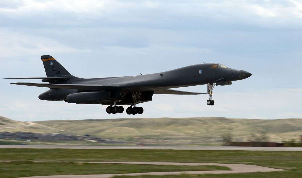 Yankee-bombefly øvde over Norge – Tjen Folket Media